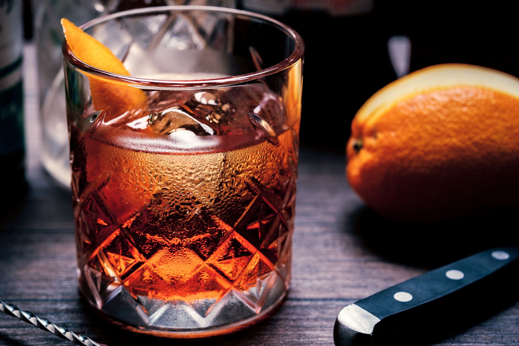 Todo sobre el Negroni, glamour y simpleza que no pasa de moda